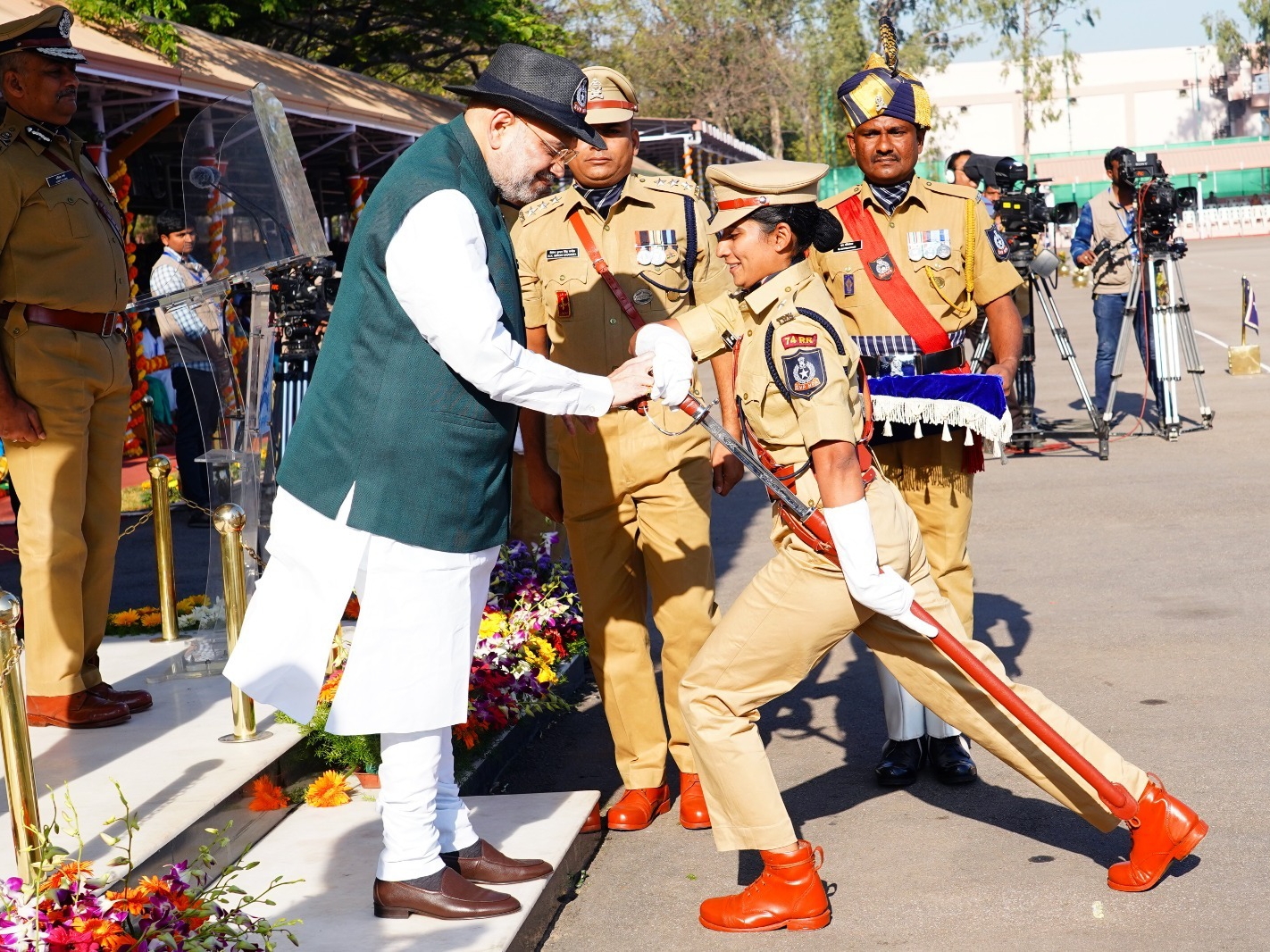 Narnaul - Best Cadet Award to IPS Deeksha Yadav, Home Minister Amit ...