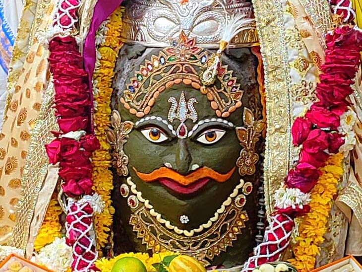 Divine makeup of Lord Mahakal wearing Trishul and ornaments on his head