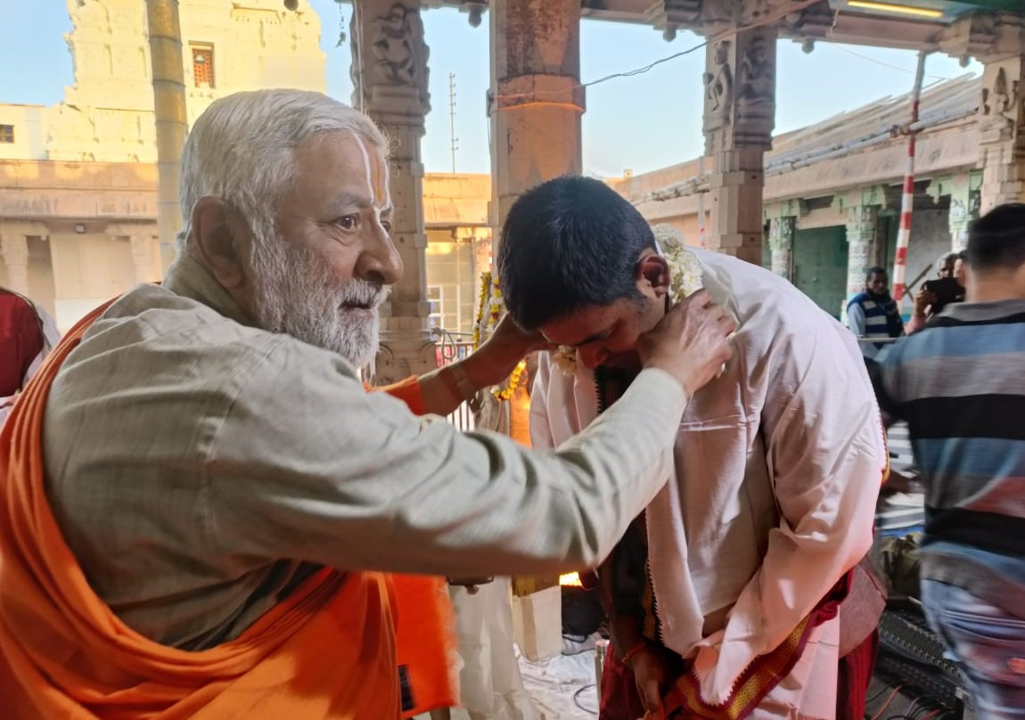 Artists from Delhi gave a presentation in Vrindavan, singing the famous ...