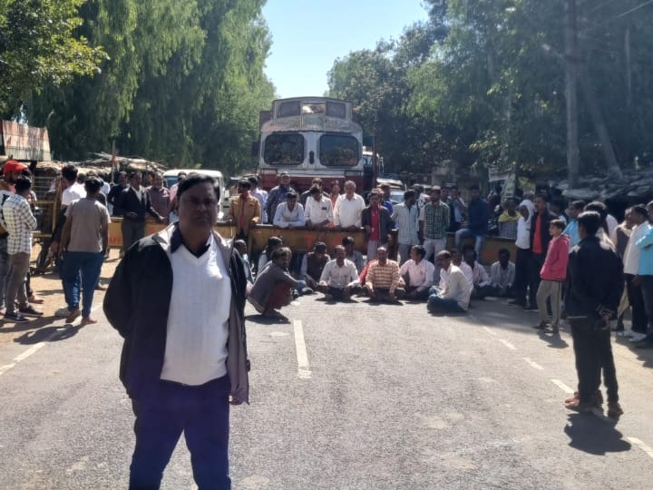 National Highway jammed, after the persuasion of the Collector, the ...