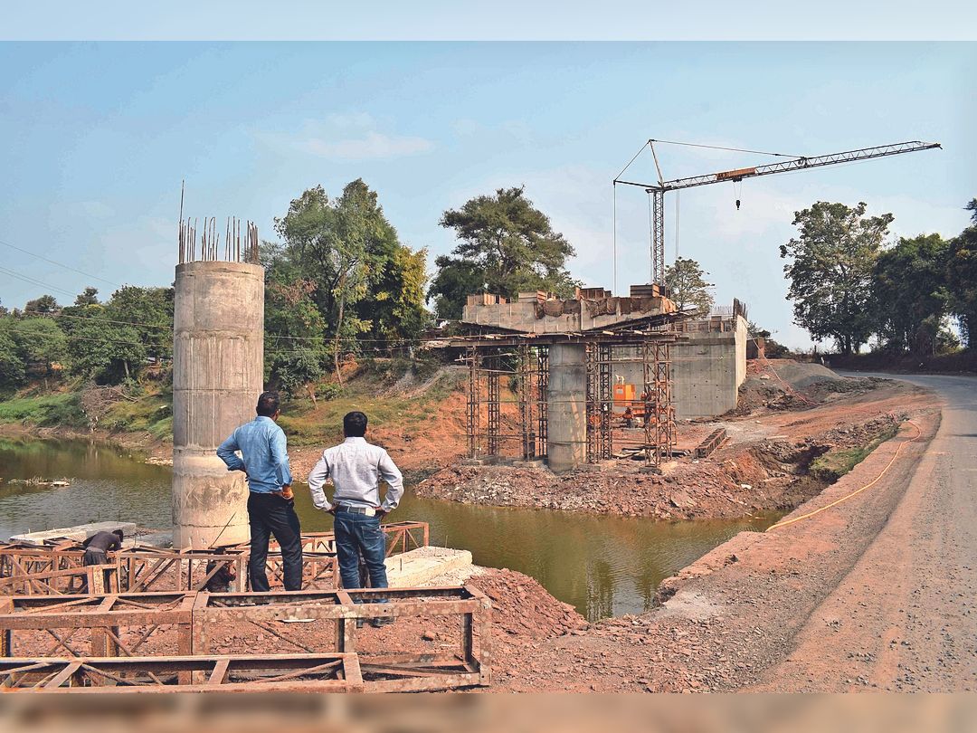 New bridge being built on pillar built 6 years ago in Kopra river ...