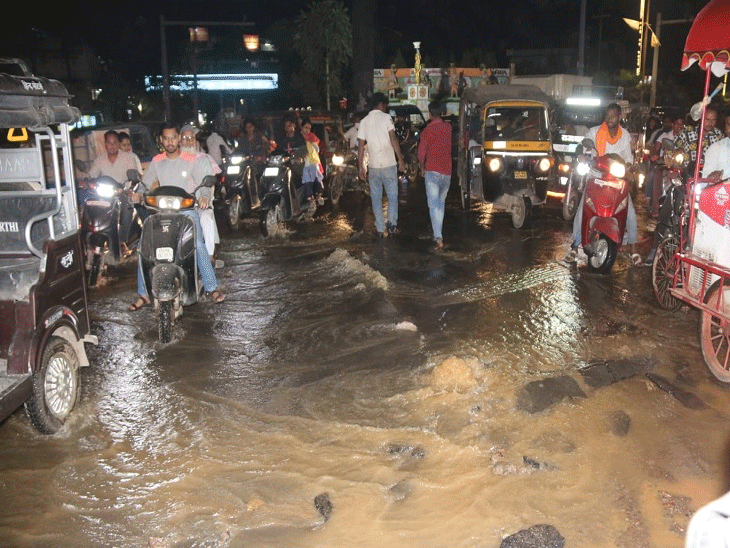 More than 30 lakh liters of water flowed on the streets of Raipur Main ...