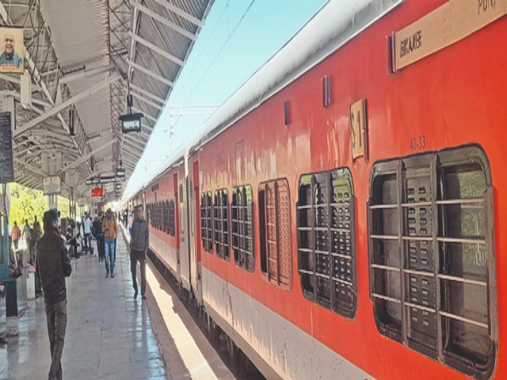 Bikaner-Puri train reached platform number two, trains standing away ...