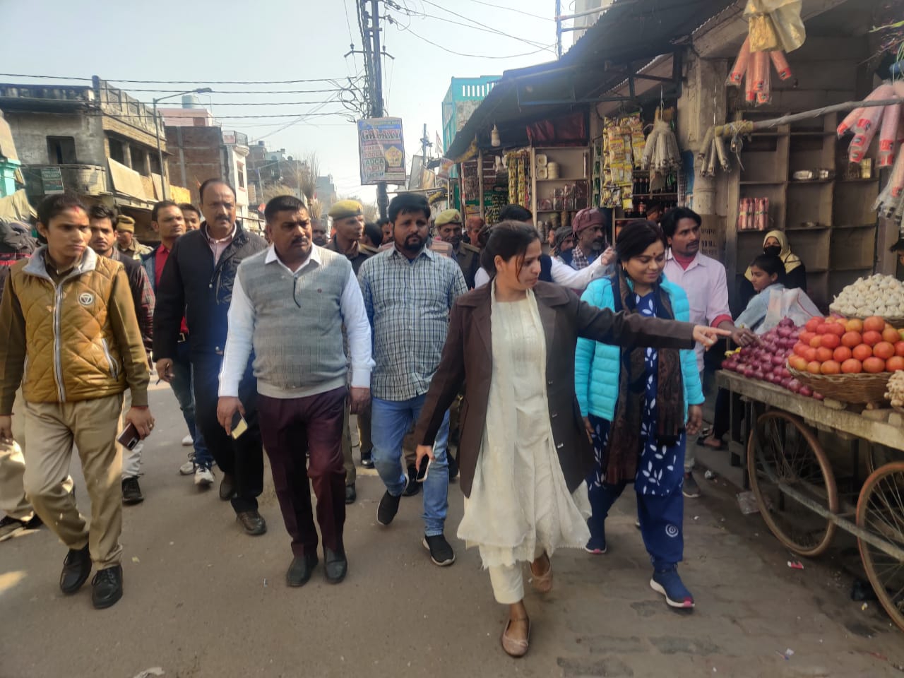 Notice given to 13 shopkeepers, cordon made of lawn, action on crossing ...