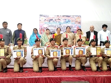 Awarded to the best performing students | गर्ल्स कॉलेज में वार्षिक ...