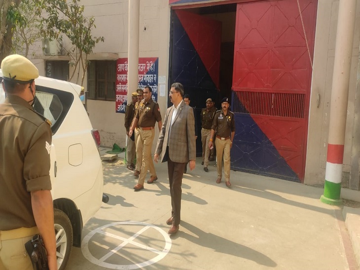 Azamgarh DM SP did a surprise inspection of the jail | आजमगढ़ DM-SP ने ...