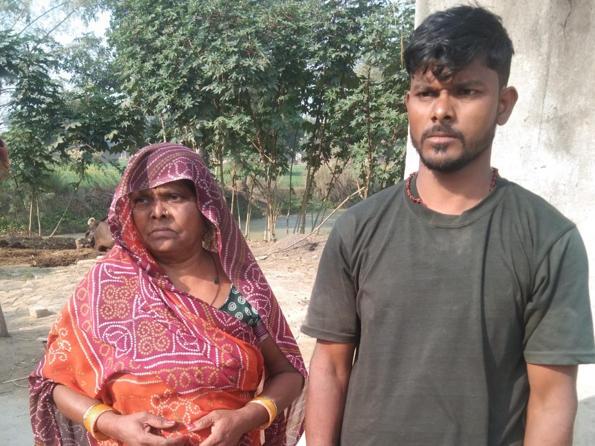 Crooks looted lakhs from mother and son at the point of pistol and ...