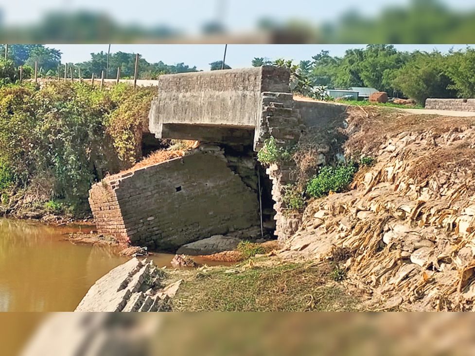 Damaged bridge near Kantabadi village putting life in danger | लोगों का ...