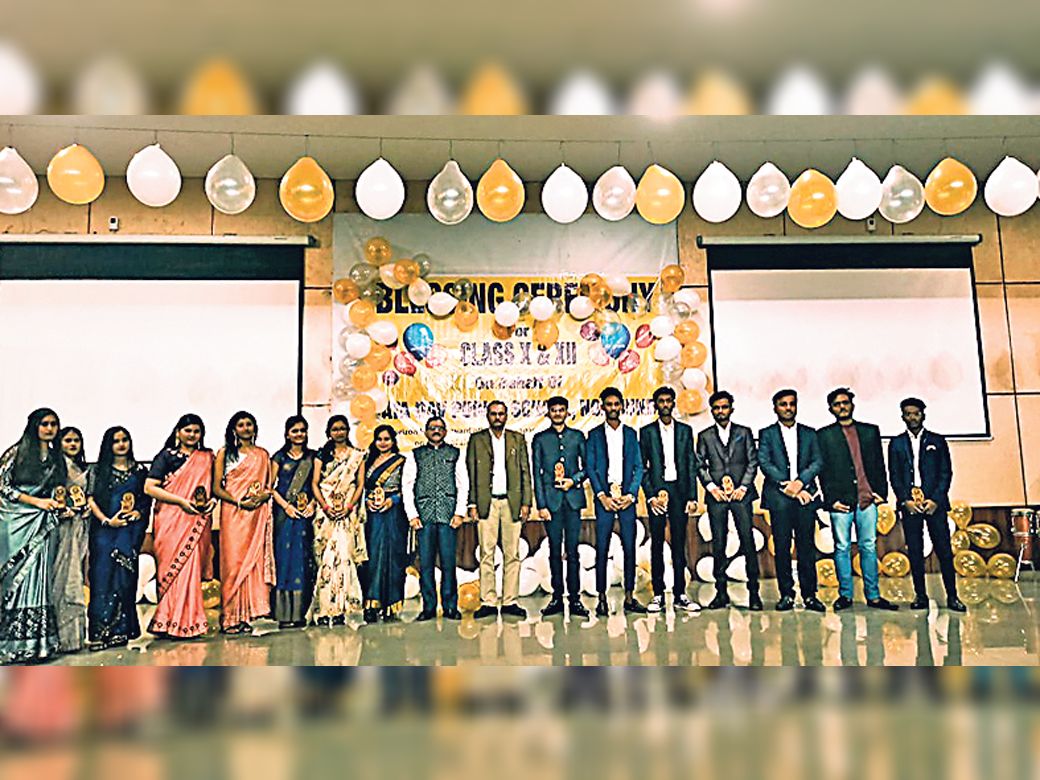 Farewell given to class 12 students of Tata DAV School Noamundi | विदाई ...