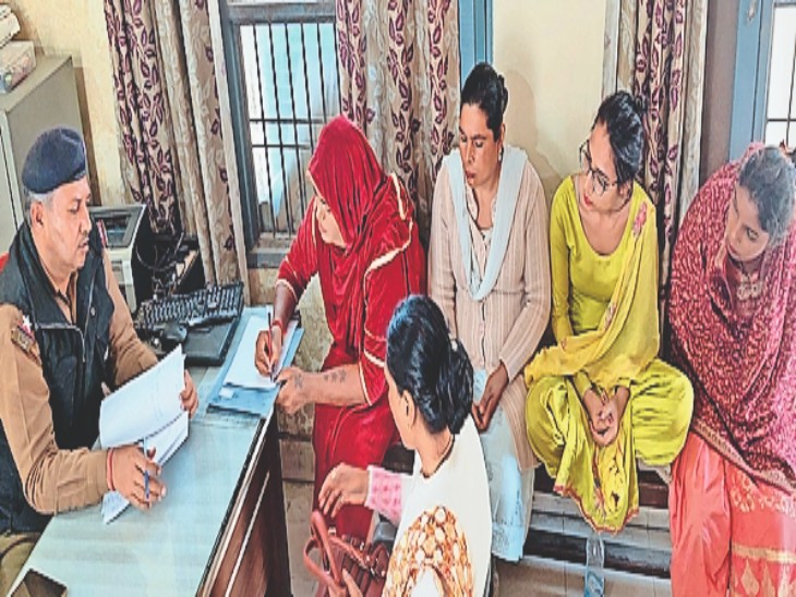 Two groups of Kinnar Samaj clashed for taking congratulations and ...