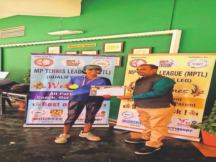 Vari won gold medal in MP Lawn Tennis League