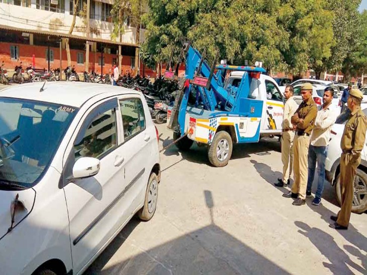 Congestion of vehicles in mini secretariat, vehicles parked in illegal ...