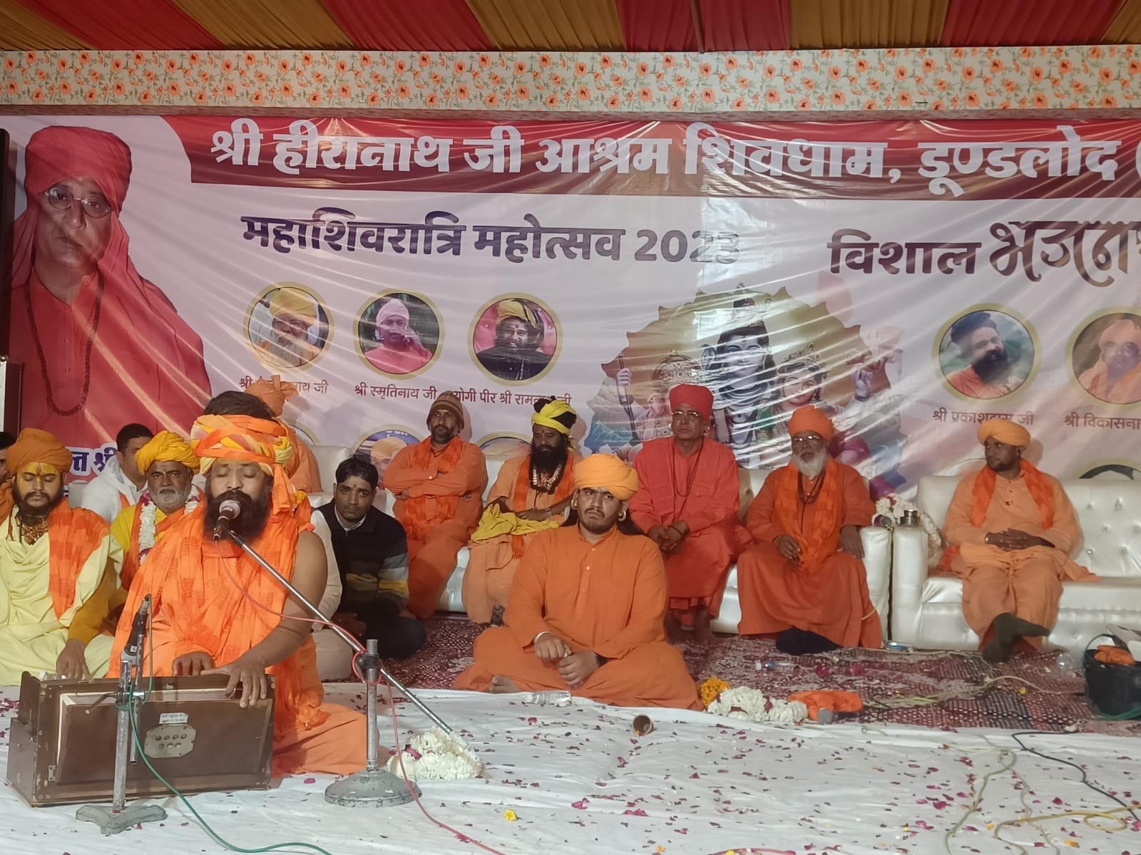 Artists presented more than one bhajans in Jagran, honored saints ...