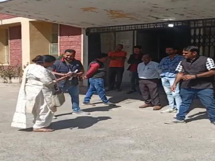 कुर्की वारंट लेकर PHED ऑफिस पहुंची सेल अमीन, परिवादी व विभाग के बीच 23 ...