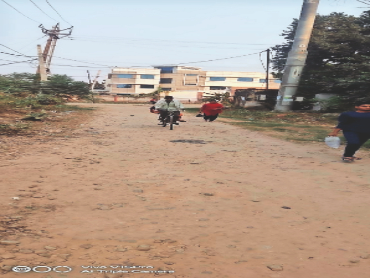 Municipal Corporation put CC roads on closed roads in Chambal Colony, pits on common roads ...