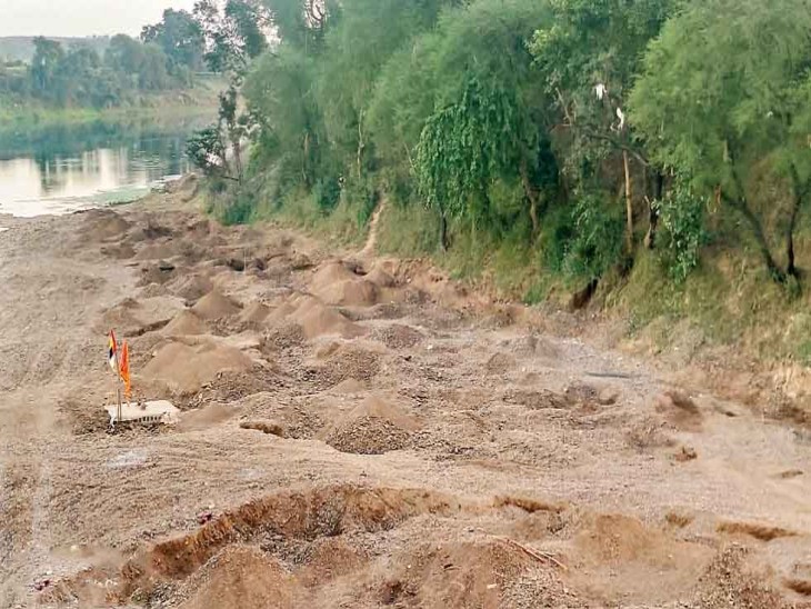 Illegal sand mining starts in the Parvati river as soon as the evening ...