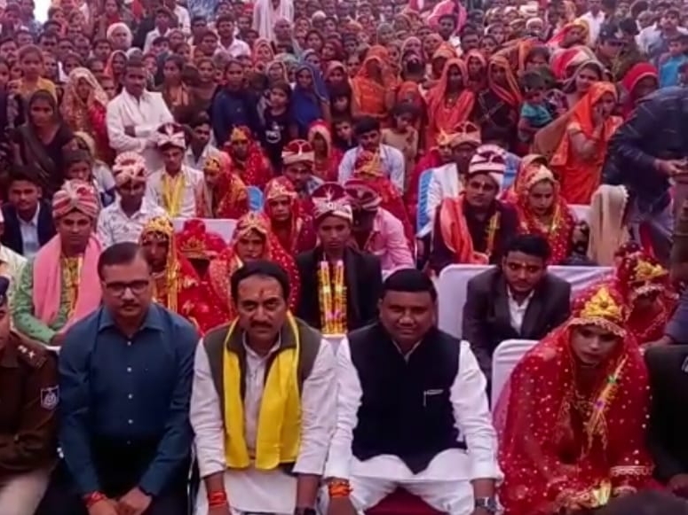 Taking fire as witness, 129 couples took seven rounds, Maulvi taught ...