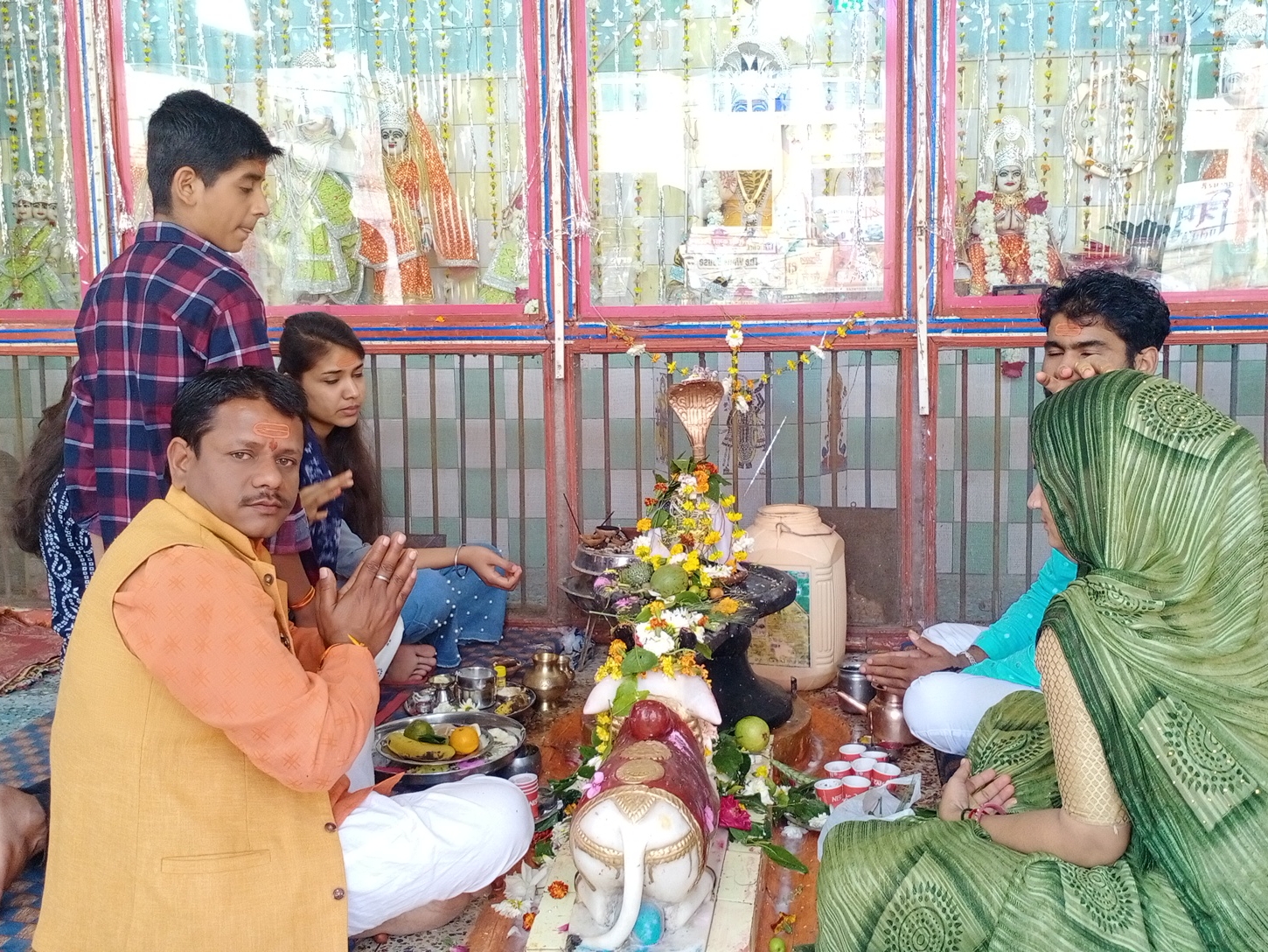Crowds of devotees gathered to worship and anoint the pagodas, temples ...