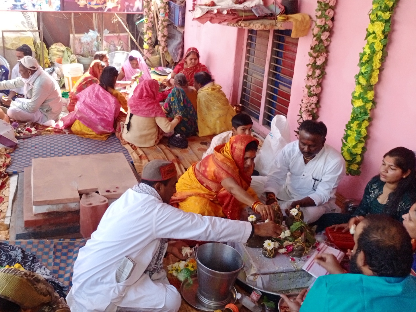 Crowds of devotees gathered to worship and anoint the pagodas, temples ...