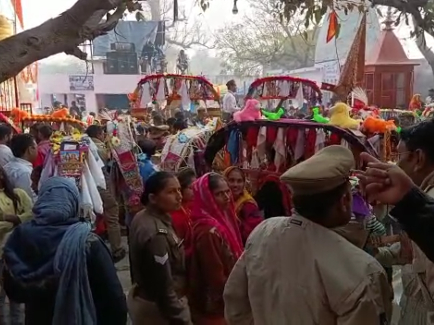 There was an influx of those who offered Kanwar; Devotees lined up ...