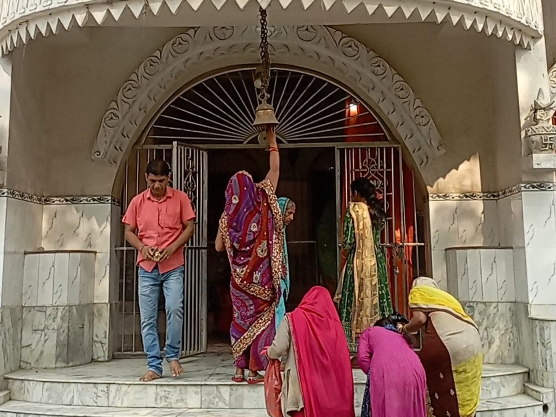 Pandit Mithilesh Pandey of Vedic Ashram did free Rudrabhishek for ...