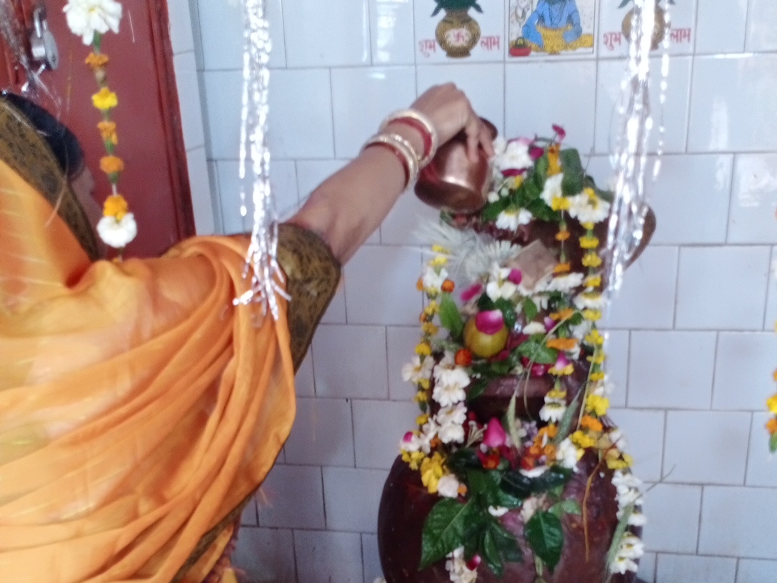 Crowds of devotees gathered to worship and anoint the pagodas, temples ...