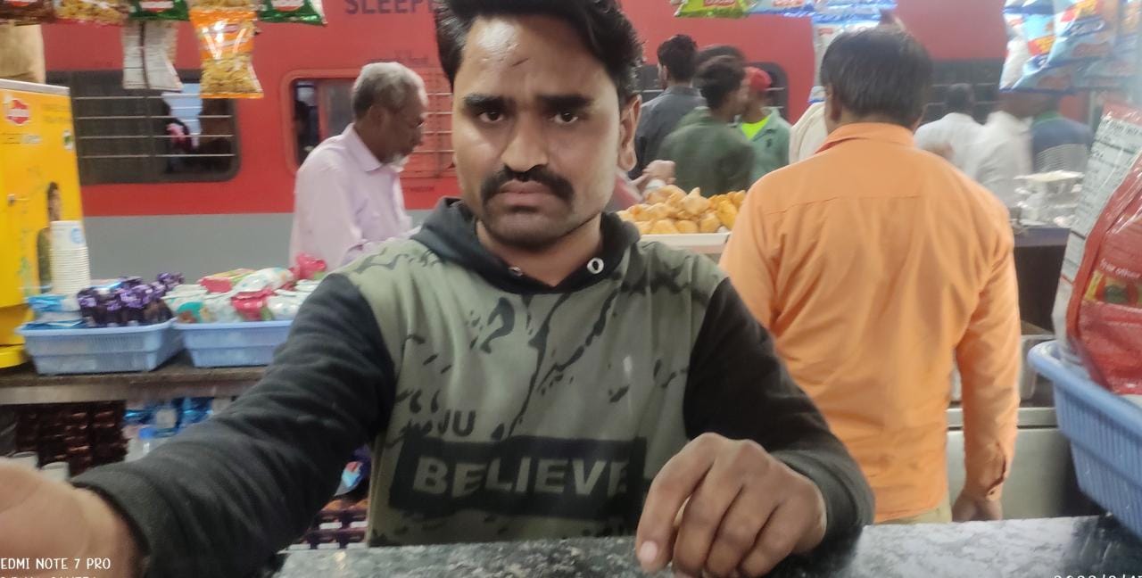 15 chips for 20 rupees at Prayagraj Junction Passengers created ruckus ...