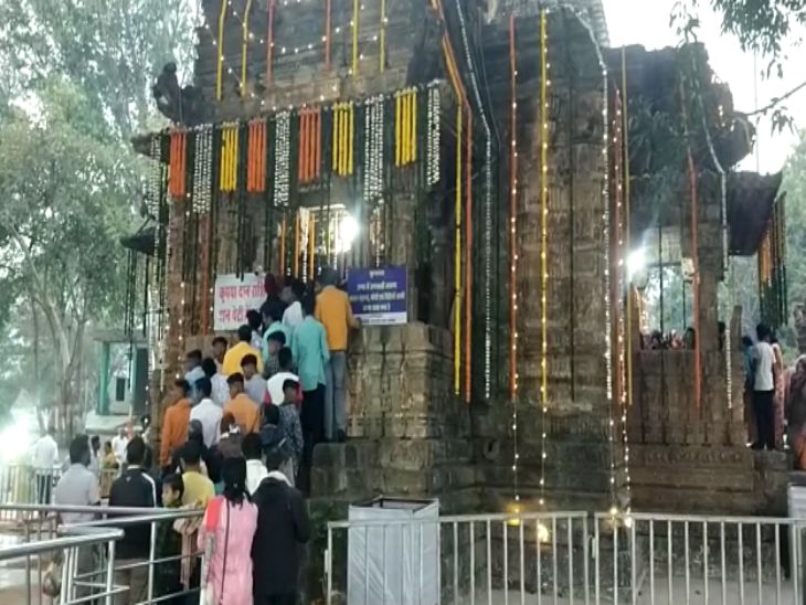 राजिम के कुलेश्वर महादेव और भूतेश्वर नाथ मंदिर में भक्तों की भीड़ ...