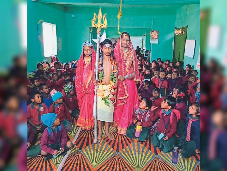 School children took out an attractive tableau in Bharno | आयोजित ...