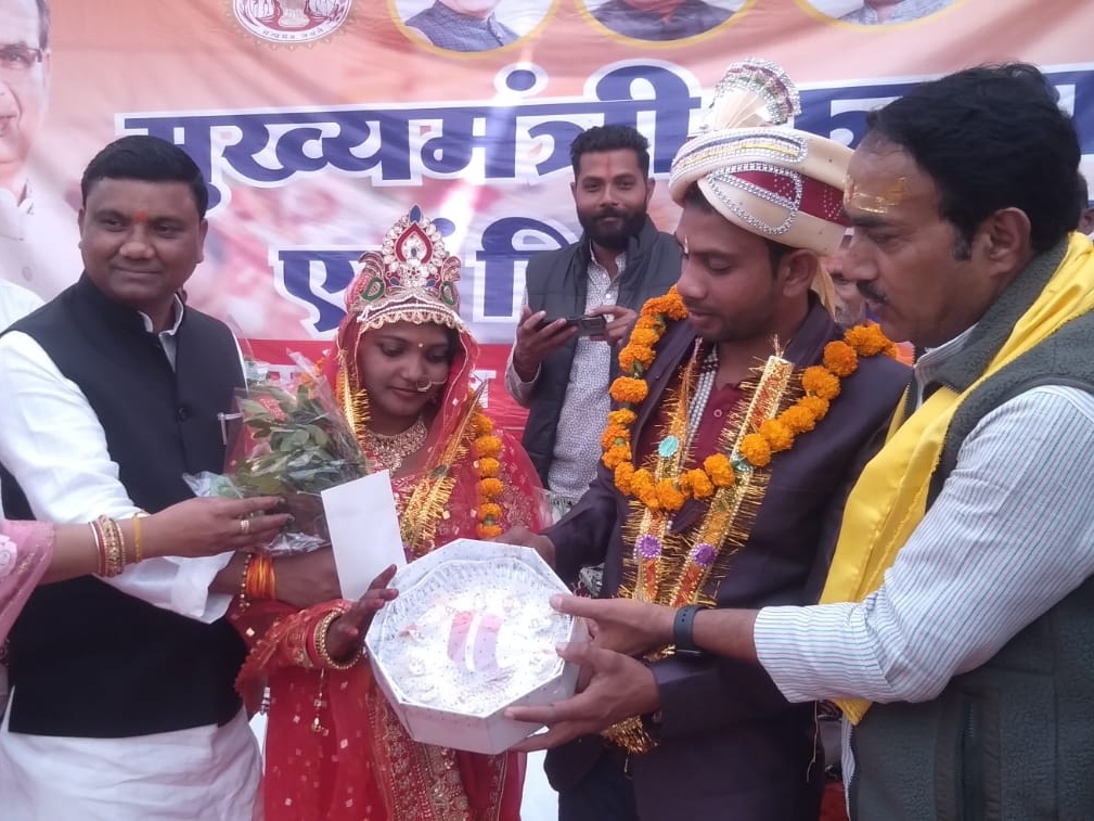 Taking fire as witness, 129 couples took seven rounds, Maulvi taught ...