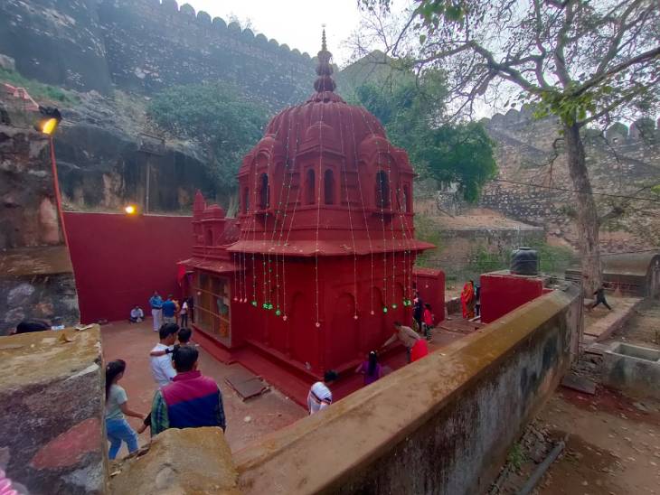 झांसी किला के अंदर है मंदिर, मराठा शासक नारु शंकर ने कराया था निर्माण ...