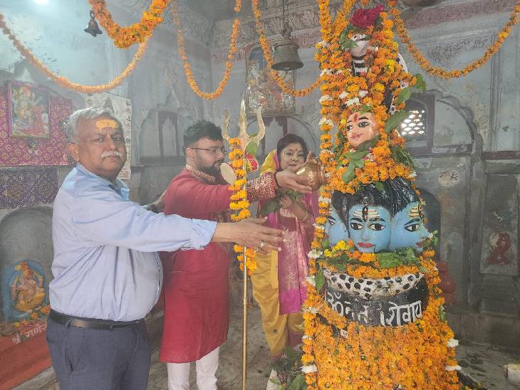 Worshiped in the temple with Malini Awasthi and son, the temple is ...