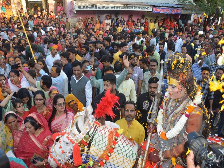 200 मीटर लंबी बारात में 2 हजार से ज्यादा लोग शिवधुन पर थिरके | More ...