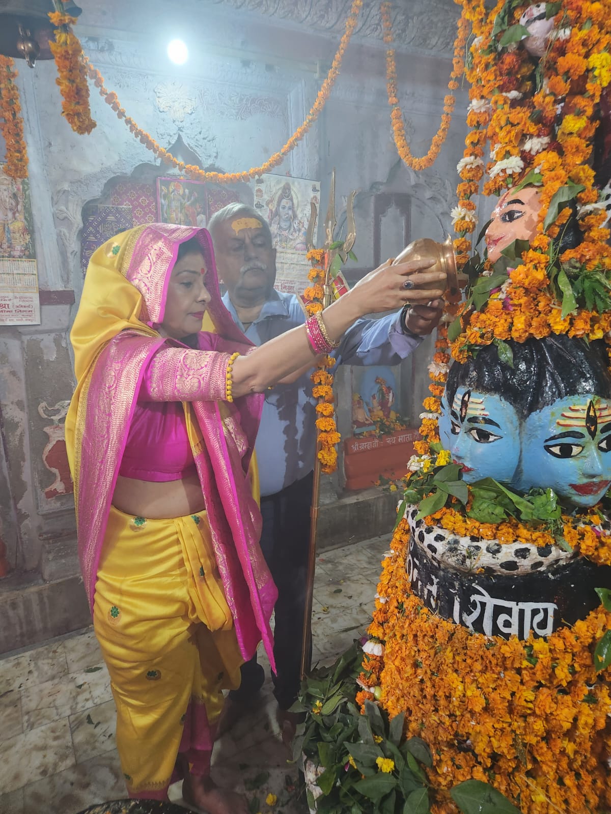 Worshiped in the temple with Malini Awasthi and son, the temple is ...