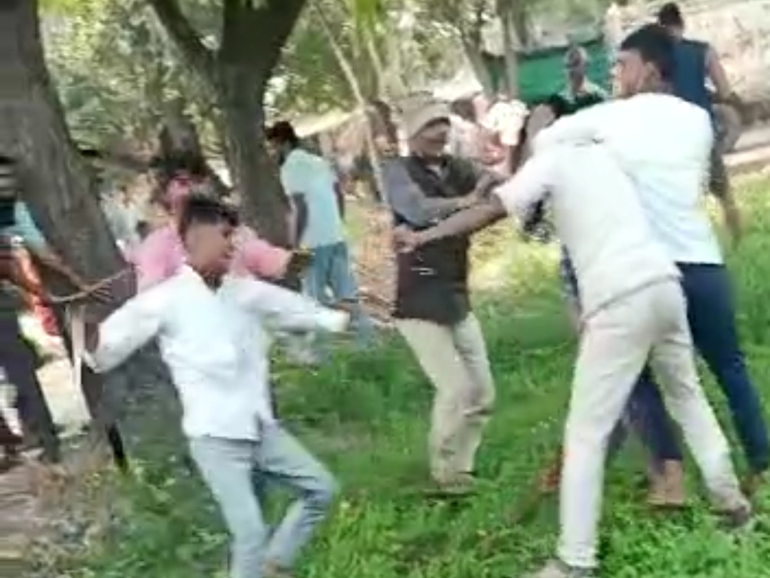 लाठी-डंडों से मार-मारकर किया घायल, लोडर पलटने से शुरू हुई थी लड़ाई ...