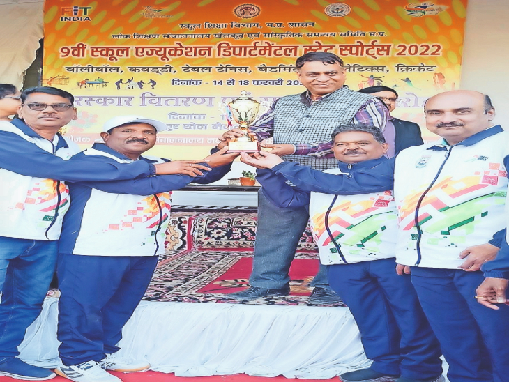 Vikram won gold medal in tennis | टेनिस में विक्रम ने जीता गोल्ड मेडल ...
