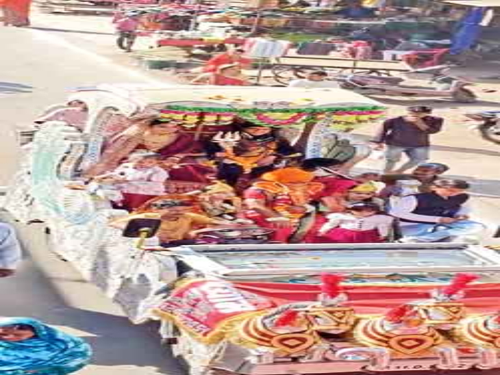 Women arrived wearing red clothes in Shiva-marriage, children dressed ...