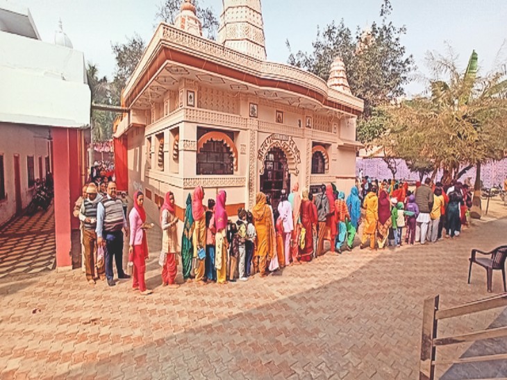 Devotees queued up at Shri Gyarah Rudri Shiva temple from 4 am to ...