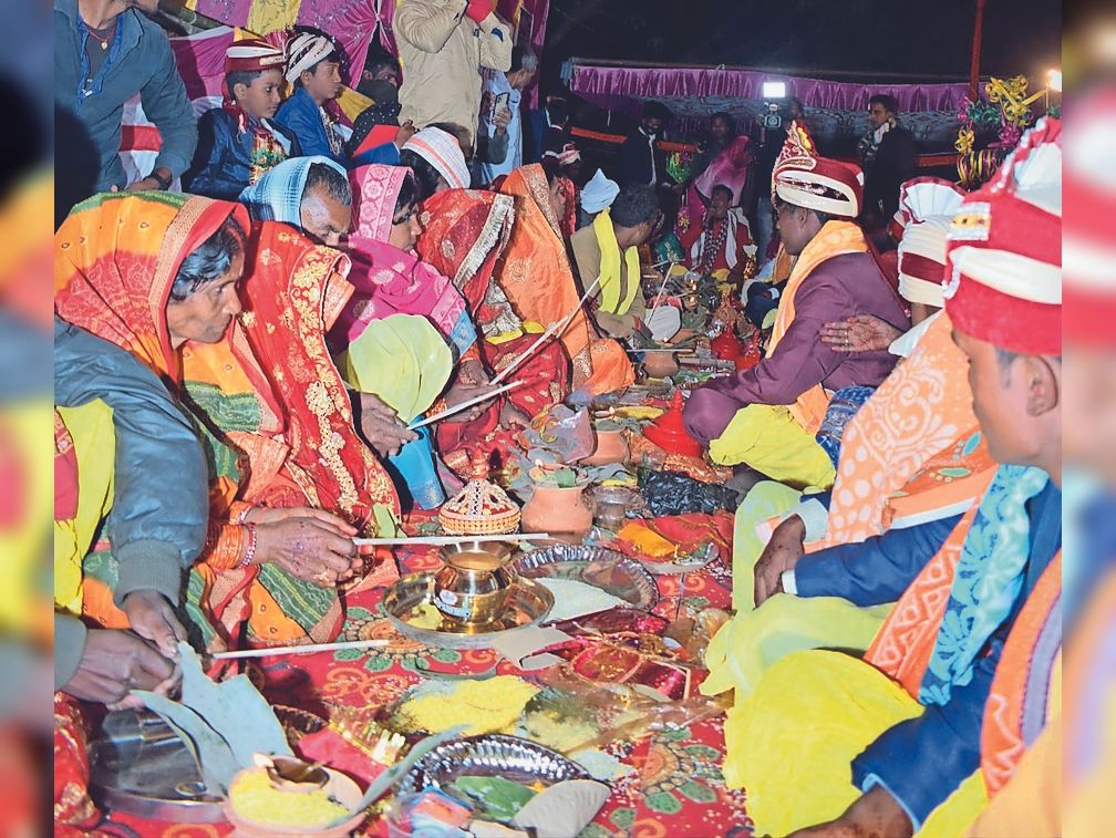 Shehnai echoed amidst auspicious songs and Vedic chants, 11 couples got ...