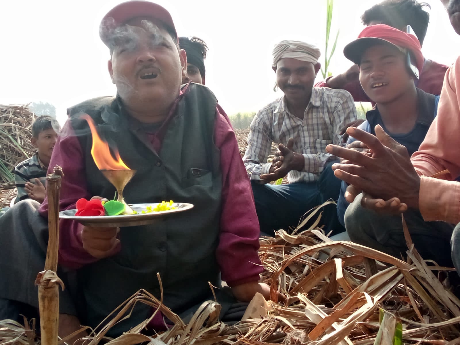 In Bikapur, Pandit Samarjeet reached the sugarcane field and performed ...