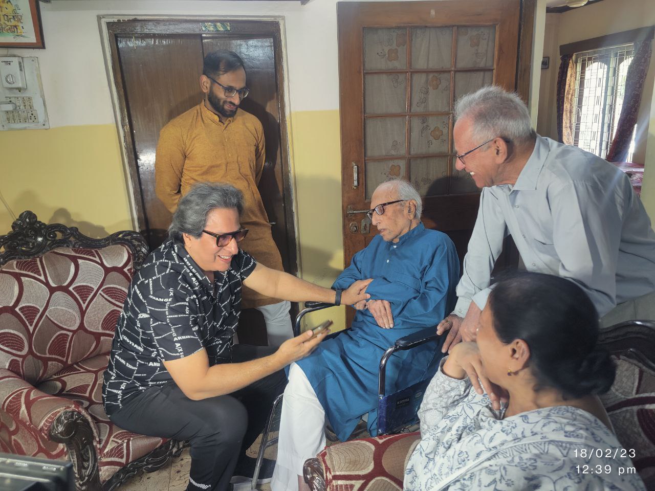 talat aziz meets dr.basheer badra। bollywood news | पद्म श्री डॉ. बशीर ...