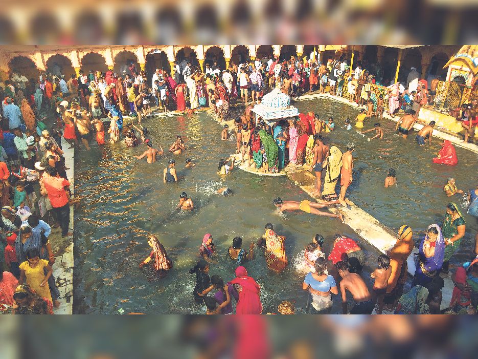 Devotees take a dip of faith in Sitabari on Somvati Amavasya | आस्था ...