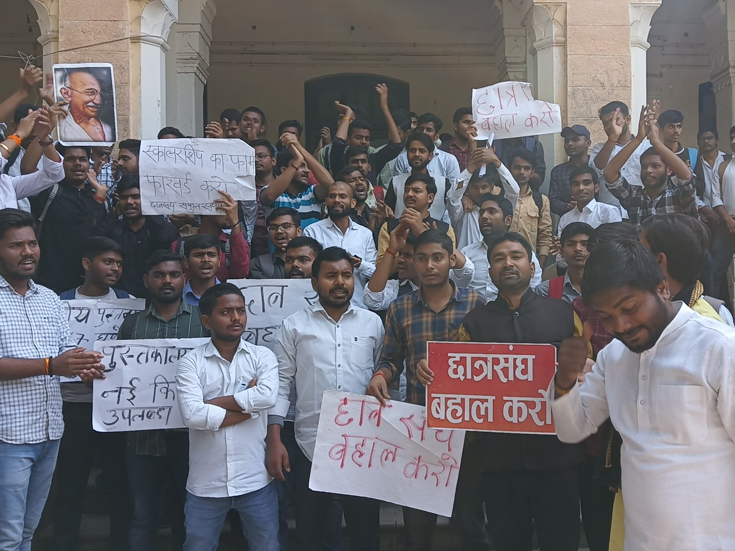 MP Rajmani Patel and Lok Sabha MP Naba Kumar Sarnia reached NSUI ...