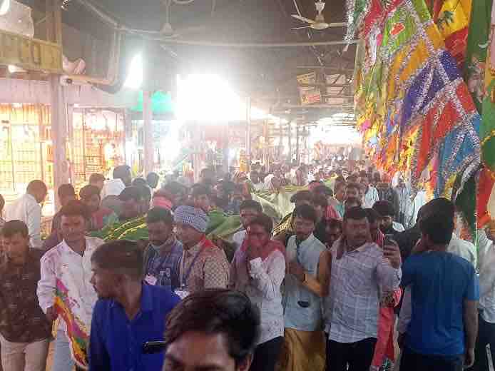 Devotees came with 251 decorated Shravan Mukut and 151 feet long flag ...