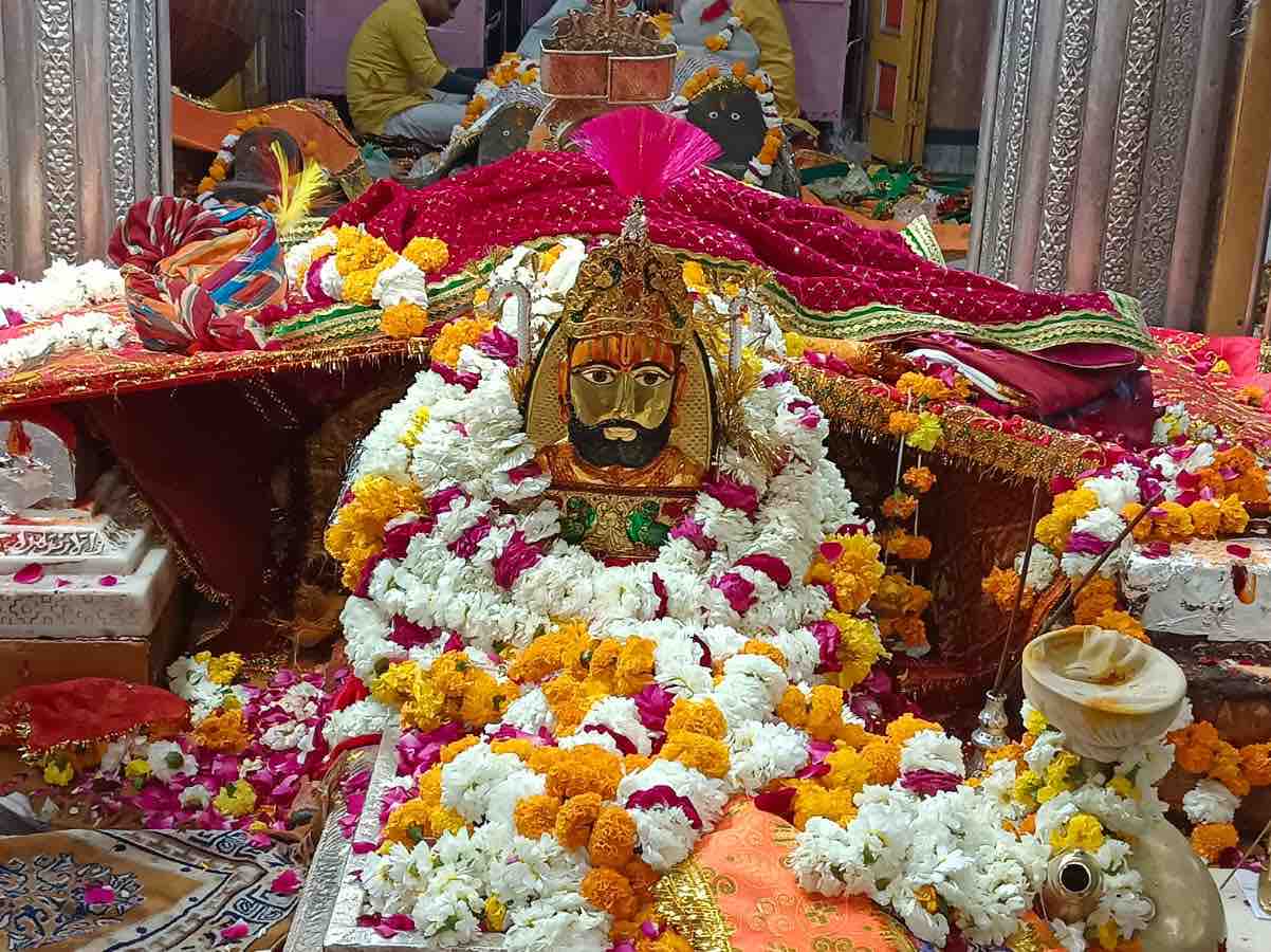 Devotees came with 251 decorated Shravan Mukut and 151 feet long flag ...