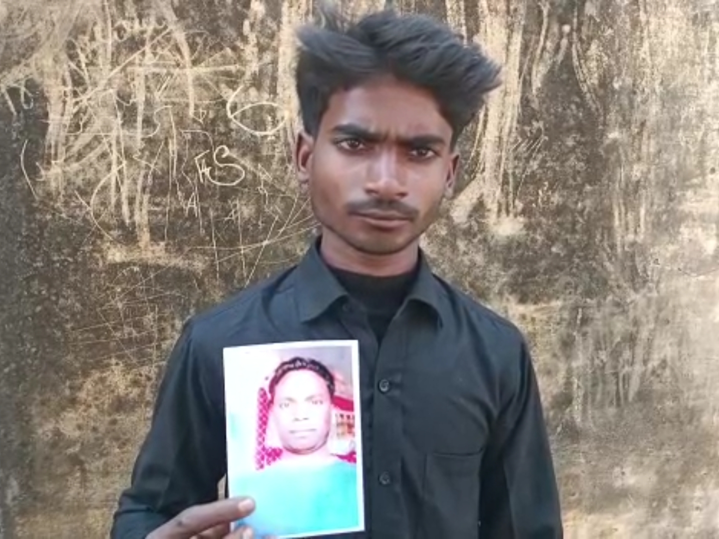 Crying bad condition of wife, family lodged missing complaint | हरदोई में विदाई के बाद दुल्हन को ...