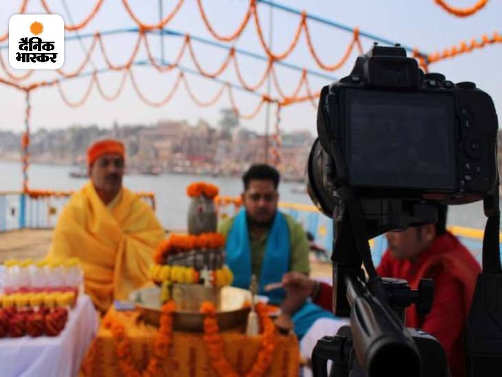 Performing rituals from the Pandit app of Varanasi; Rudrabhishek's ...
