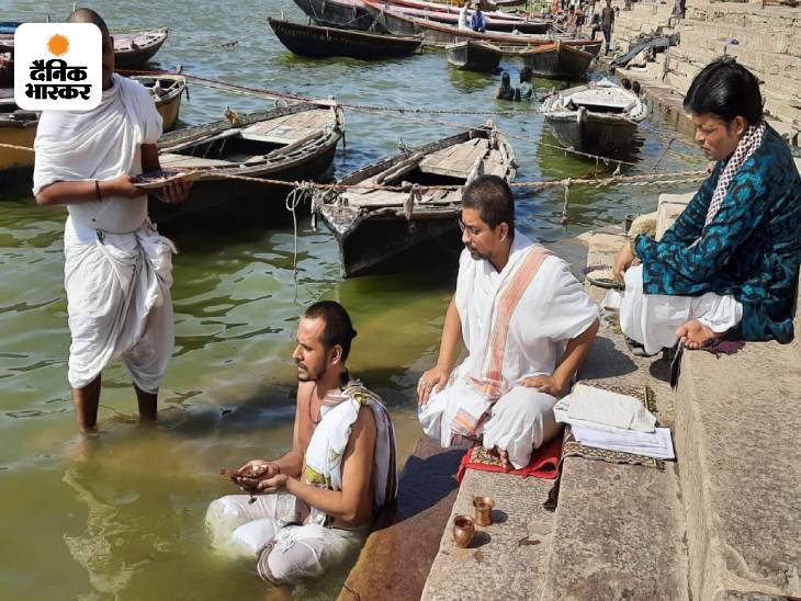 Performing rituals from the Pandit app of Varanasi; Rudrabhishek's ...