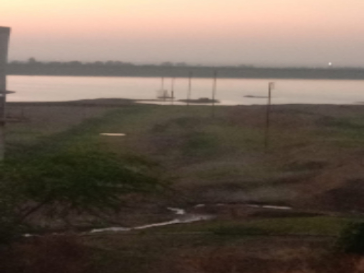 Water descended from intake well in Dholawad Dam, water level lowest in ...