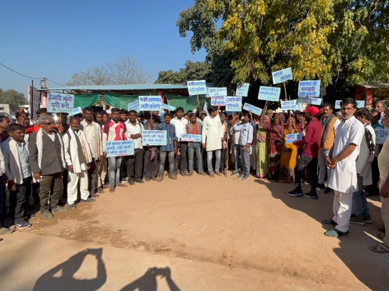 Villagers surrounded Bijawar tehsil and submitted memorandum to SDM ...